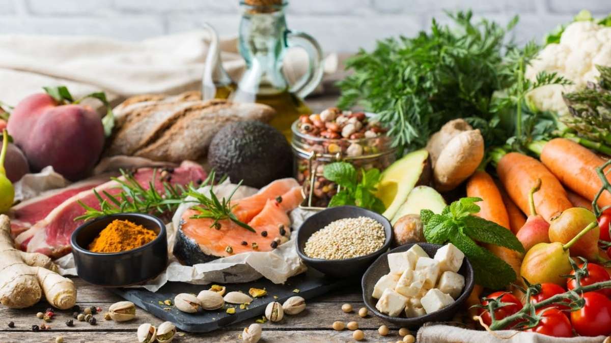 Cambio de hora: los alimentos que ayudan a regular el sueño y los que ...